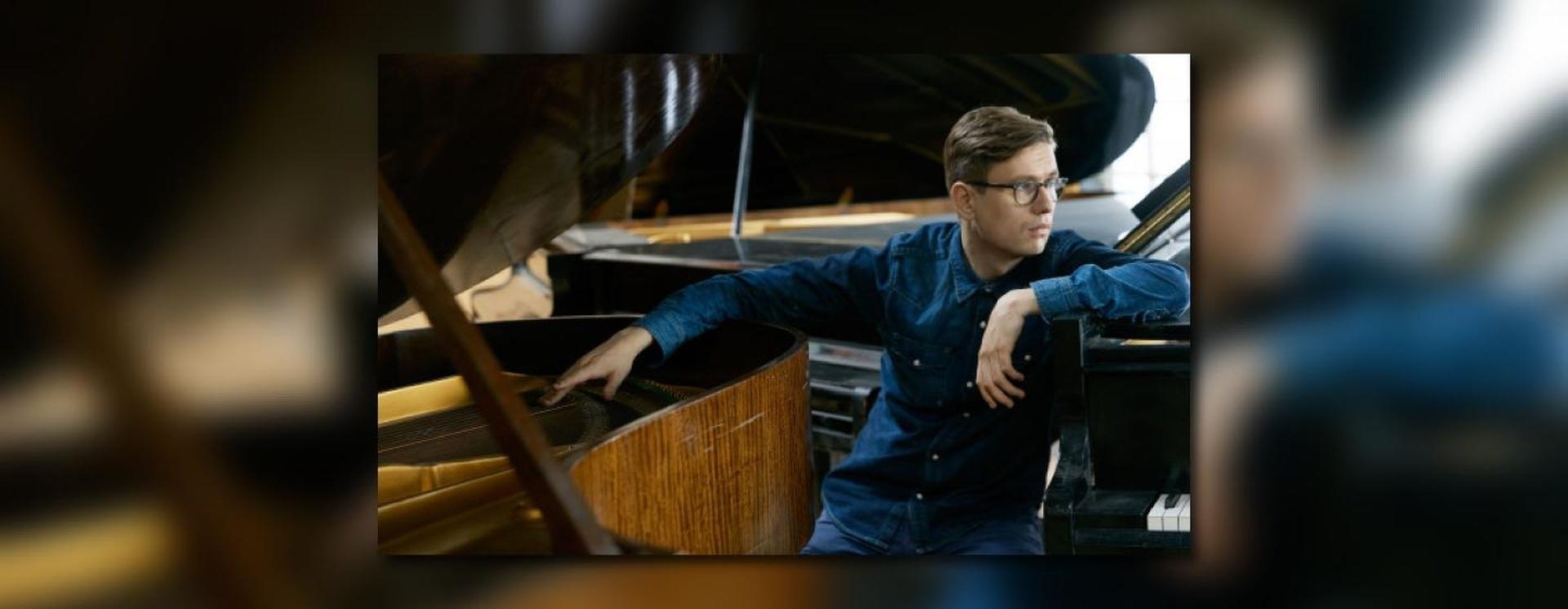 Vikingur Olafsson's From Afar