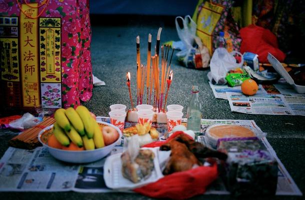 Offerings at the Chinese Hungry Ghosts Festival | World Religions ...