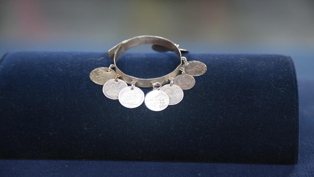 Appraisal: Love Token Bracelet, ca. 1860 | Antiques Roadshow | THIRTEEN ...