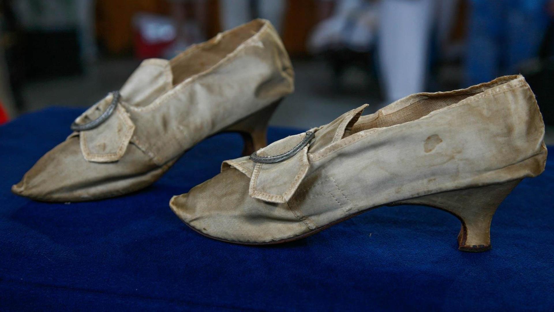 Appraisal: Woman's Silk Shoes, ca. 1785 | Antiques Roadshow | THIRTEEN ...