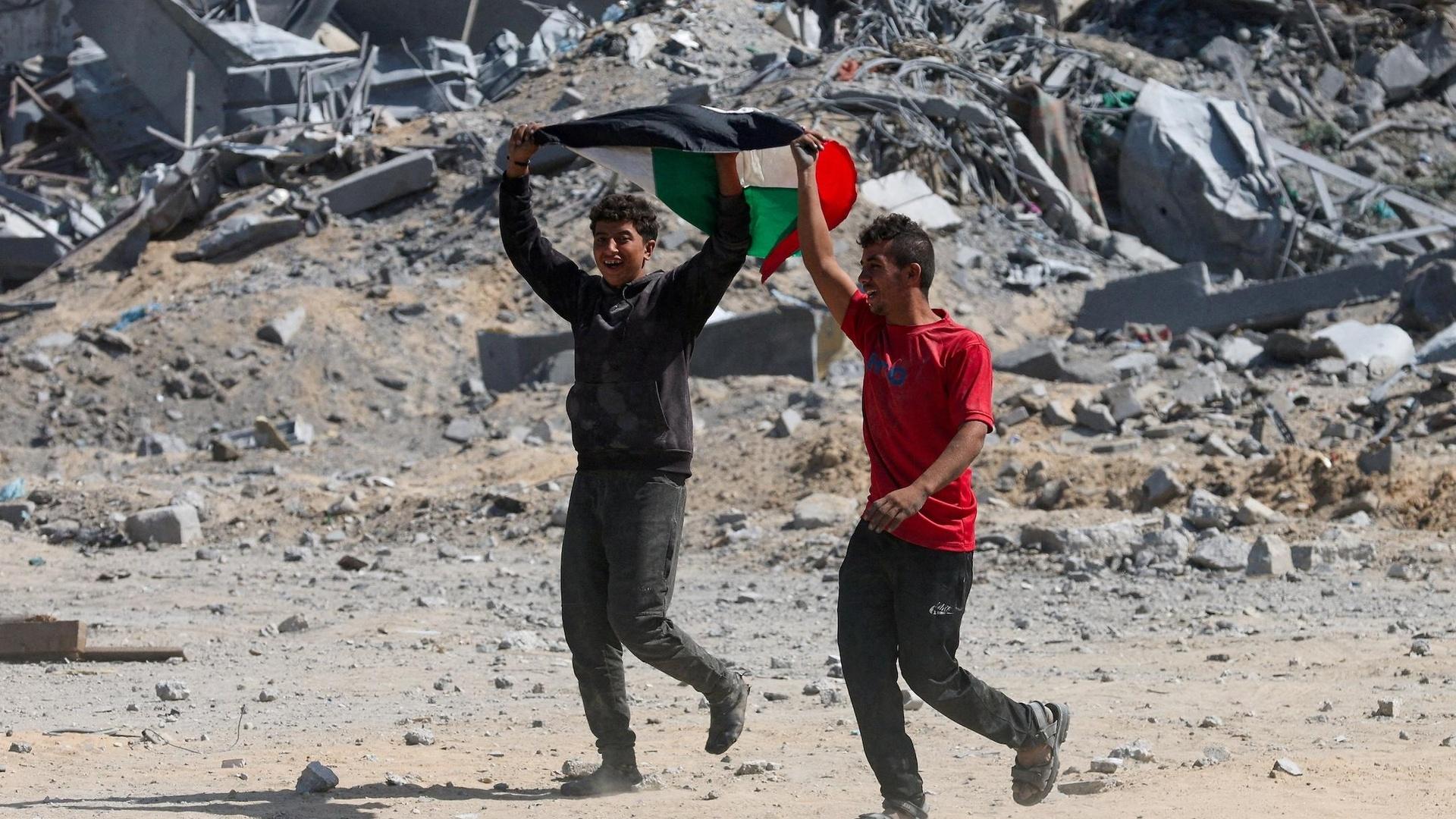 Displaced Gazans begin returning to shattered communities | PBS News ...