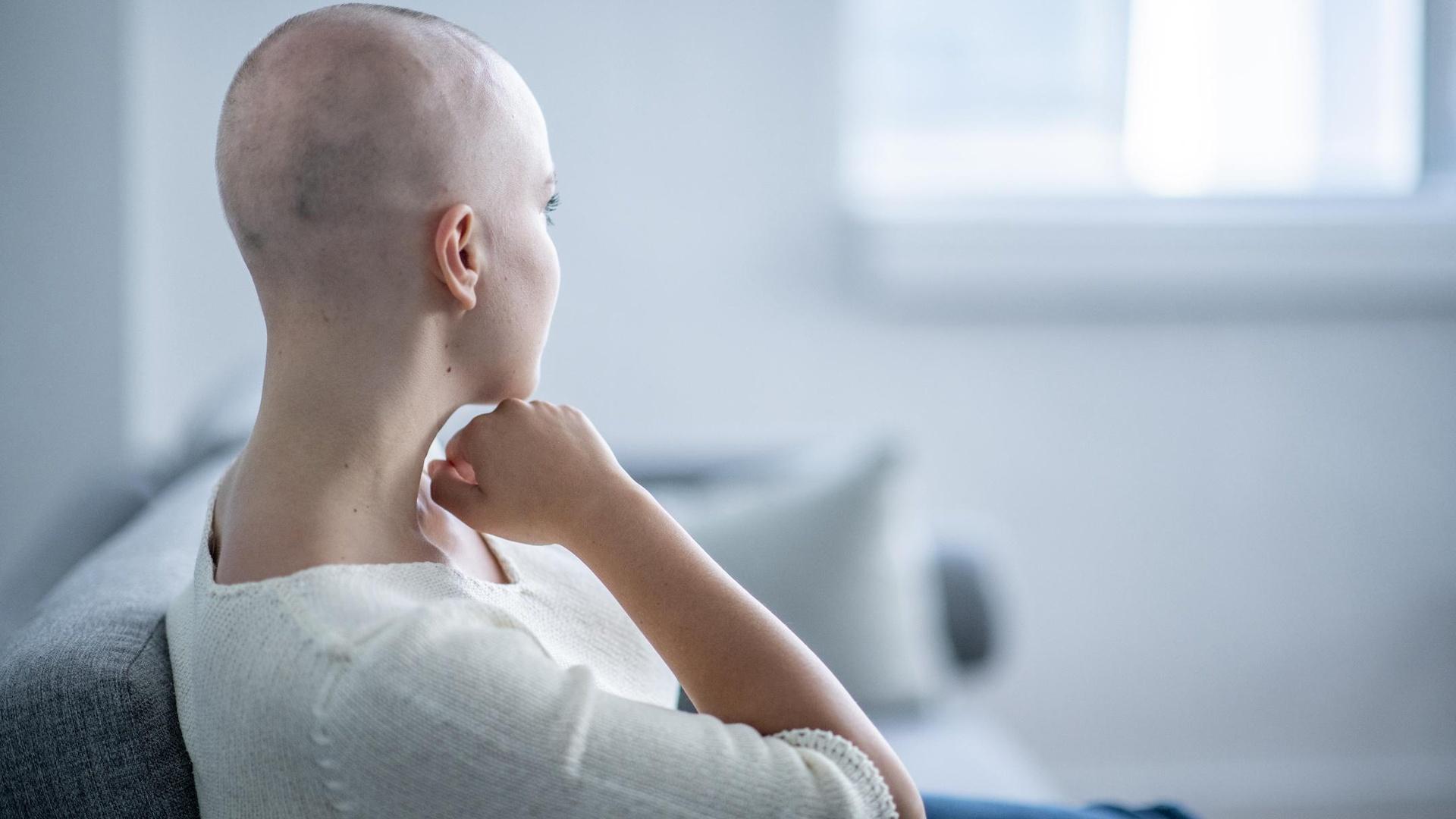 Living with alopecia: 'Hair does not define any of us' | PBS News Hour ...