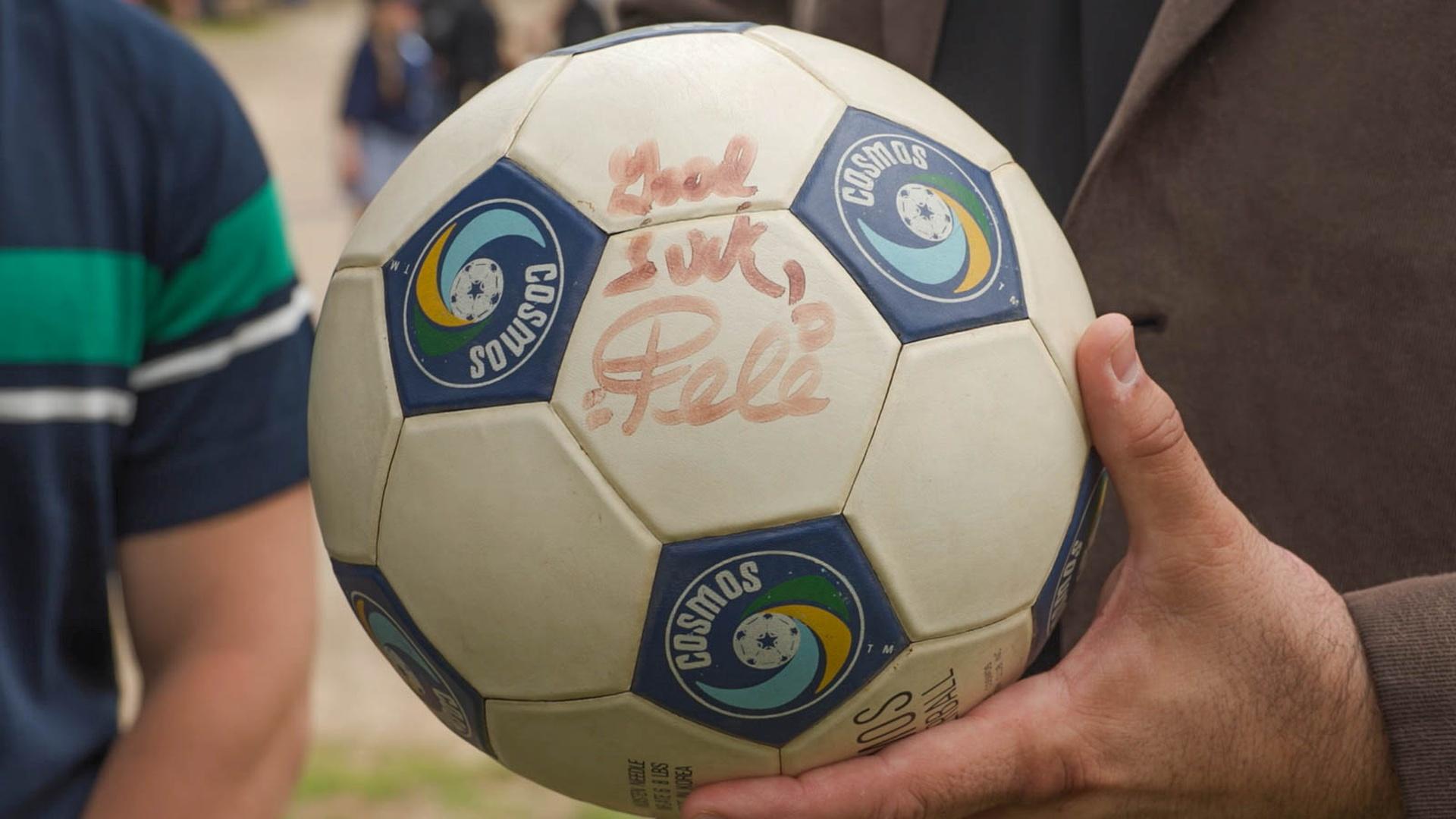Appraisal: 1977 Pelé-signed Soccer Ball | Antiques Roadshow | THIRTEEN ...
