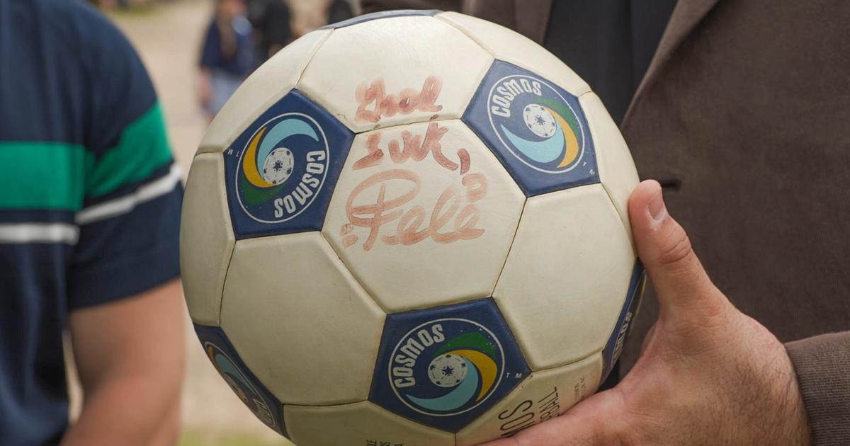 Antiques Roadshow | Appraisal: 1977 Pelé-signed Soccer Ball | Season 28 ...