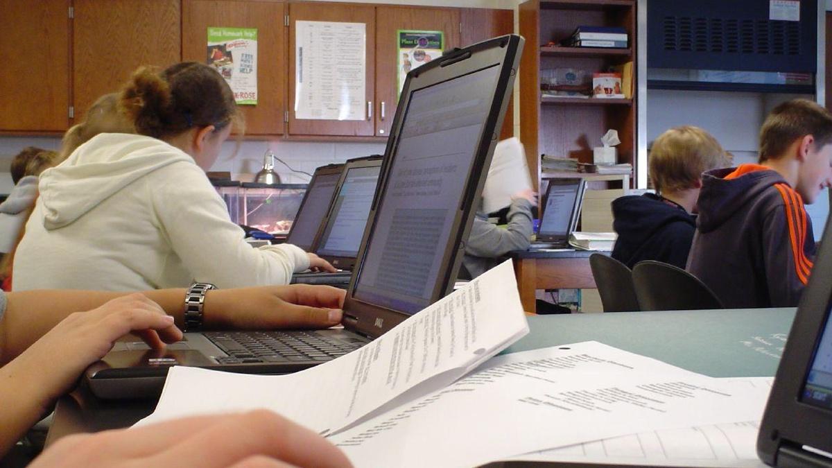 Why school districts are limiting screen time for students | PBS News ...