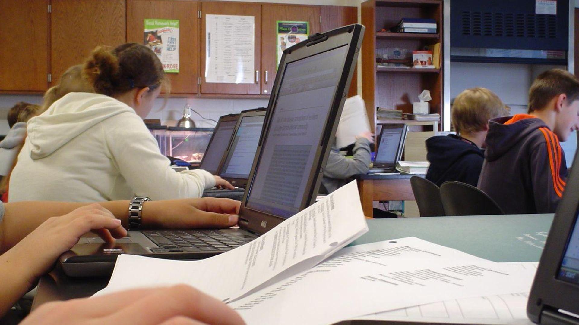 Why school districts are limiting screen time for students | PBS News ...