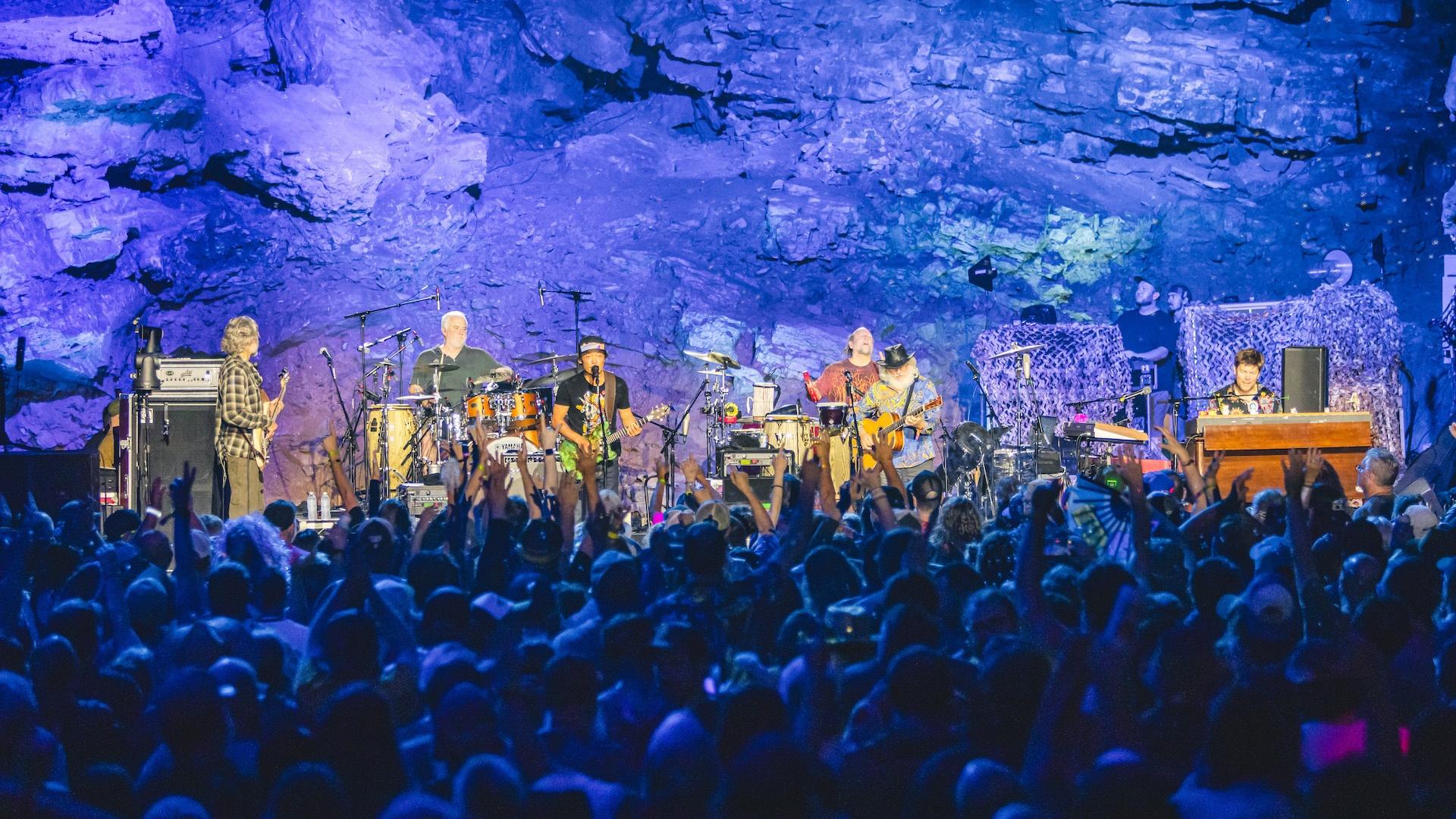 The String Cheese Incident Perform "Hi Hi No Show" | The Caverns ...