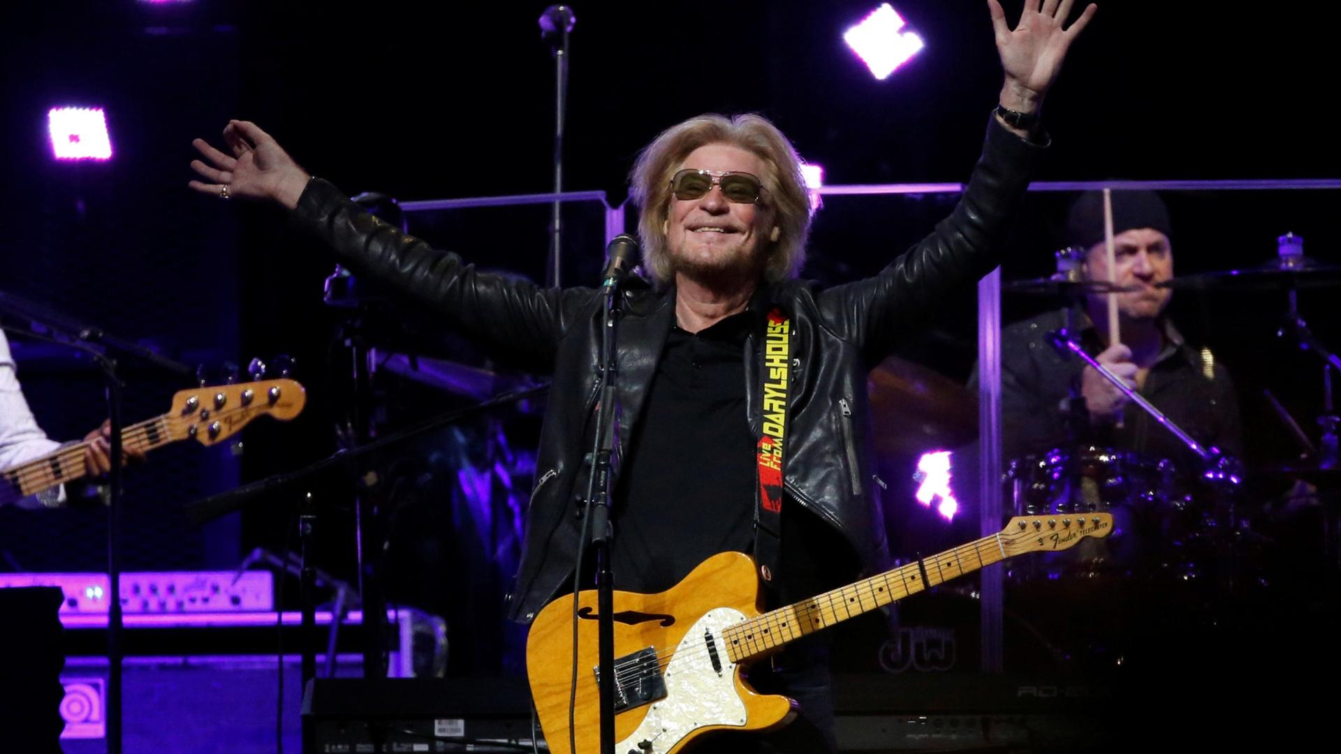 Musician Daryl Hall brings 'timeless quality' back to stage | PBS ...