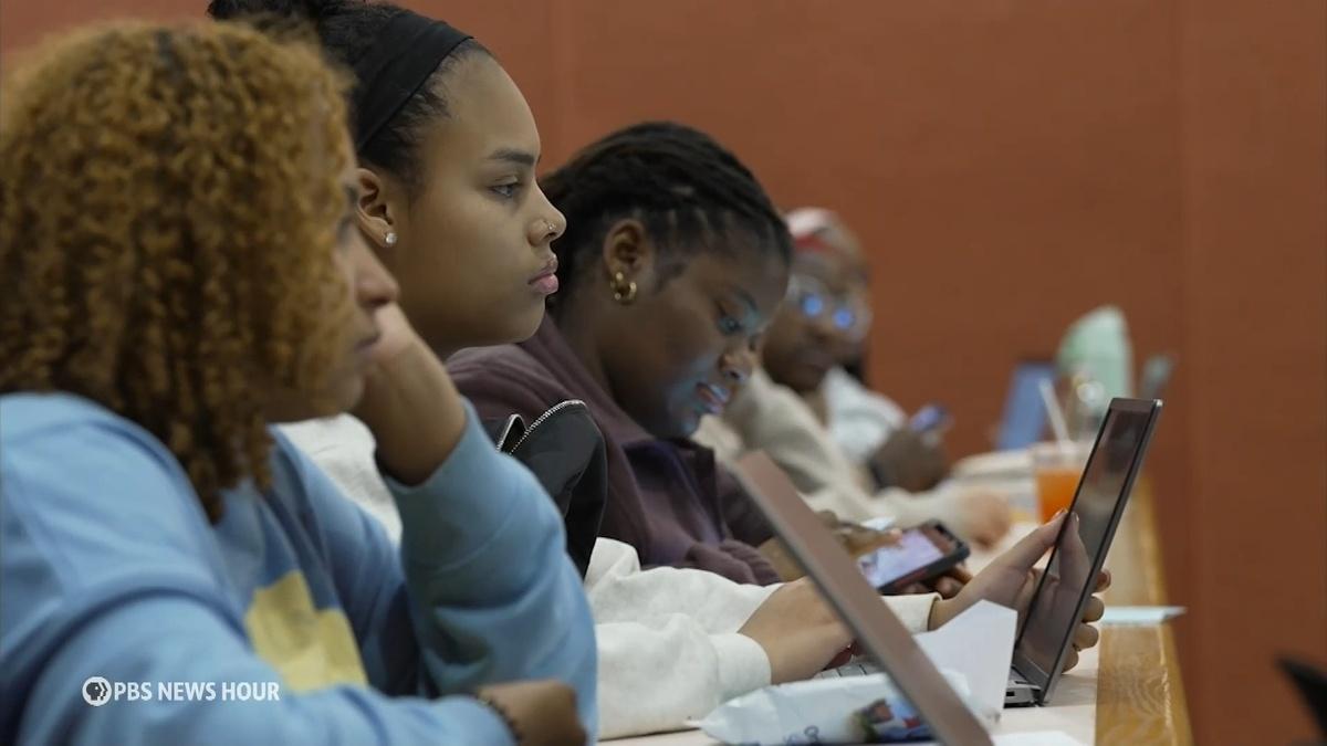 4-year colleges offer 2-year degrees to reach more students | PBS News ...