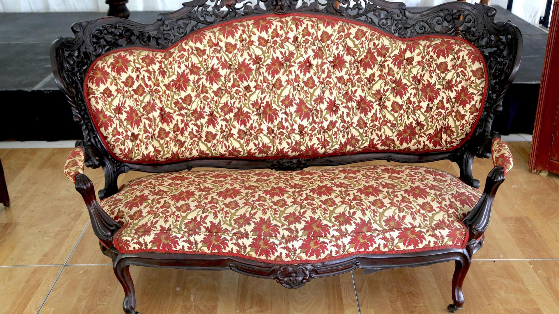 Appraisal: Thomas Brooks Settee, ca. 1860 | Antiques Roadshow | ALL ARTS