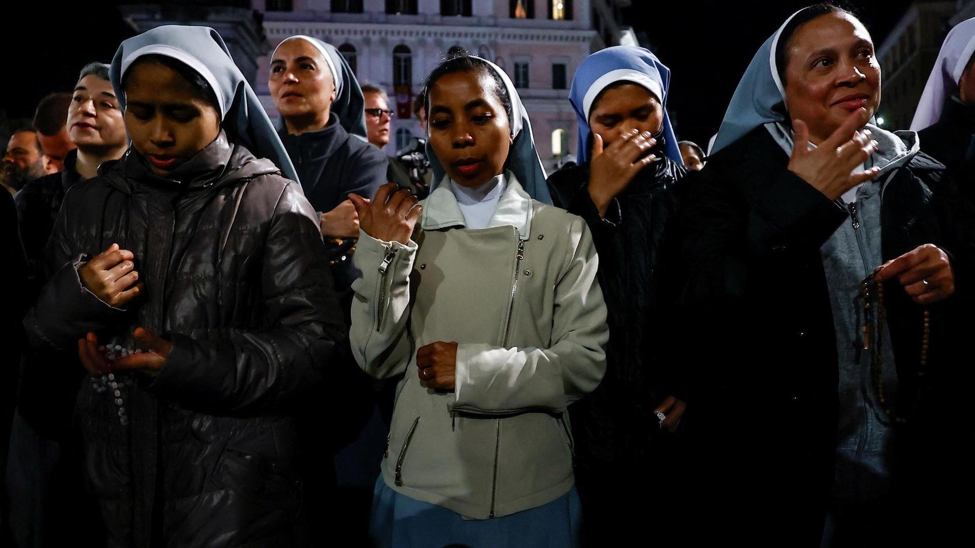 Faithful mourners bid solemn farewell to Pope Francis | PBS News Hour | THIRTEEN - New York ...