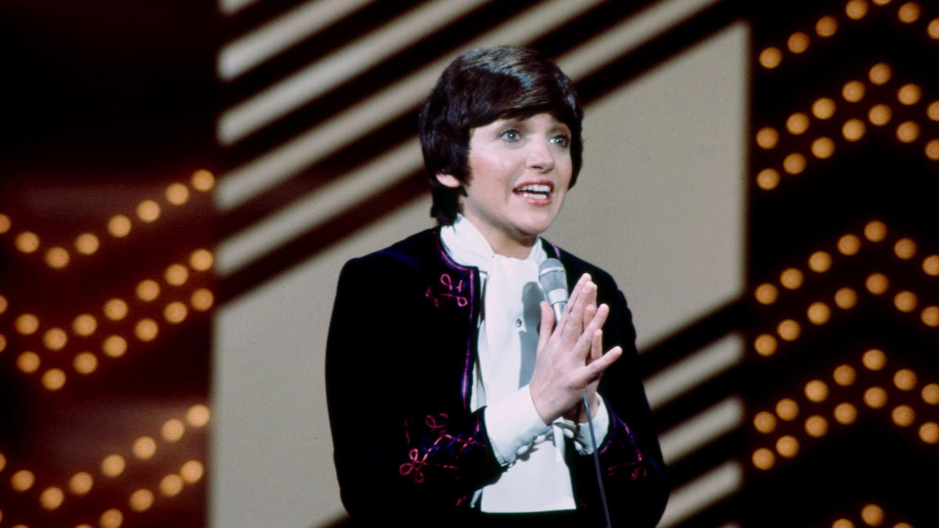 How comedian Robin Tyler fought for LGBTQ+ rights with humor | PBS News ...