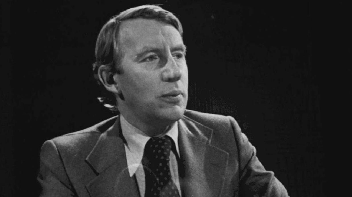 Renowned journalist, NewsHour co-founder Robert MacNeil dies | Watch on ...