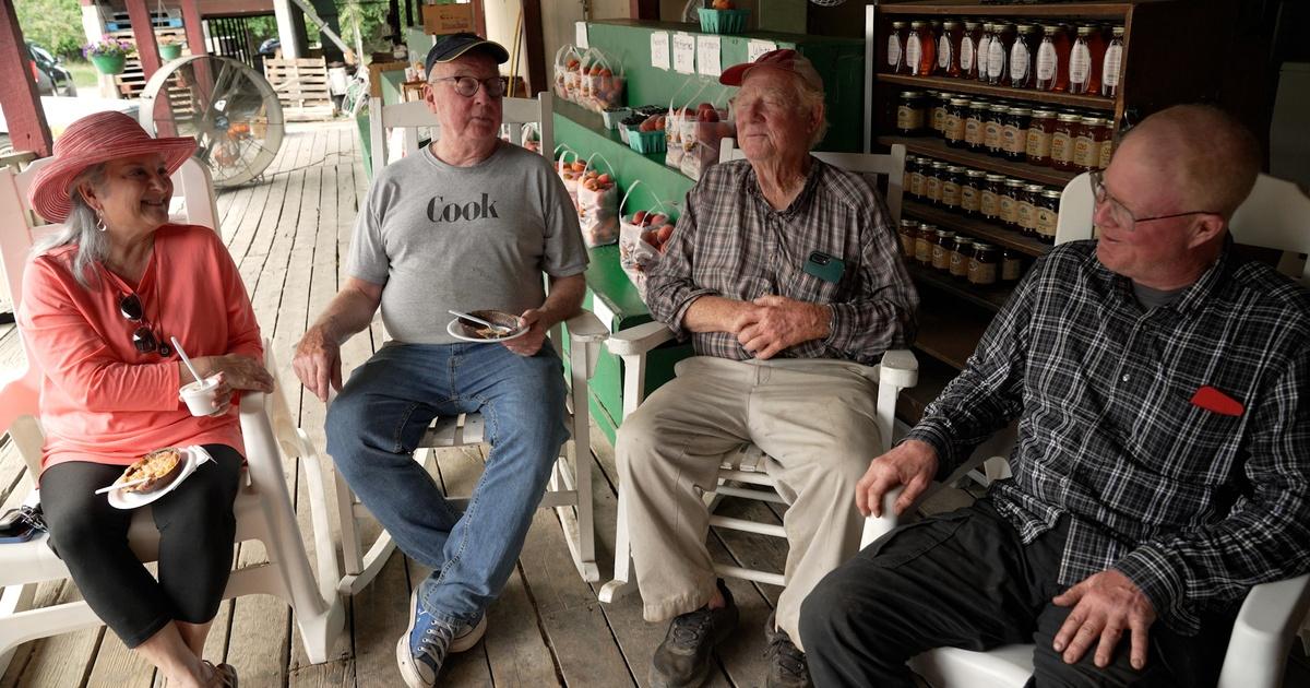 The Key Ingredient | Field Trip to NC Peach Stands | Season 3 | KPBS