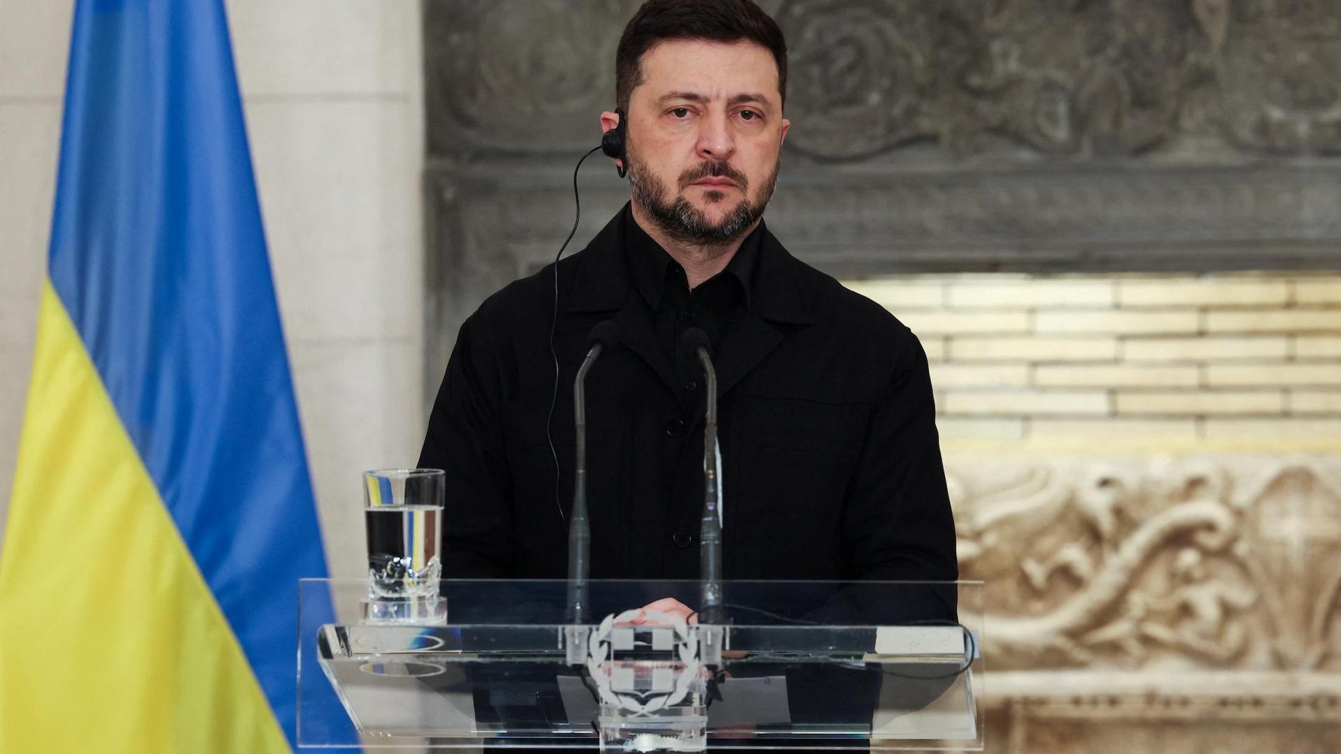 Zelenskyy pressured to accept Trump's Ukraine peace plan | PBS News ...