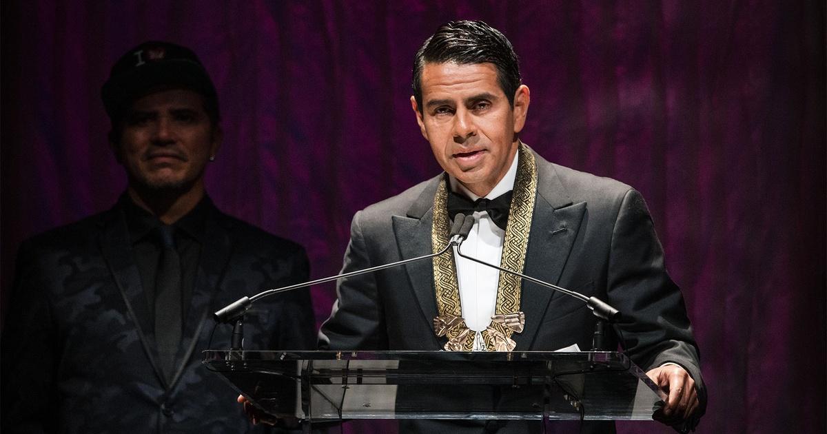 Hispanic Heritage Awards Cesar Conde Accepts Hispanic Heritage Media