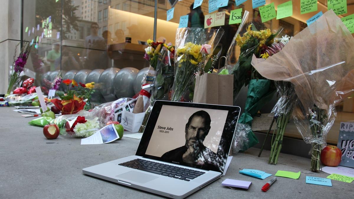 Apple grapples with life after Steve Jobs | PBS NewsHour | THIRTEEN ...