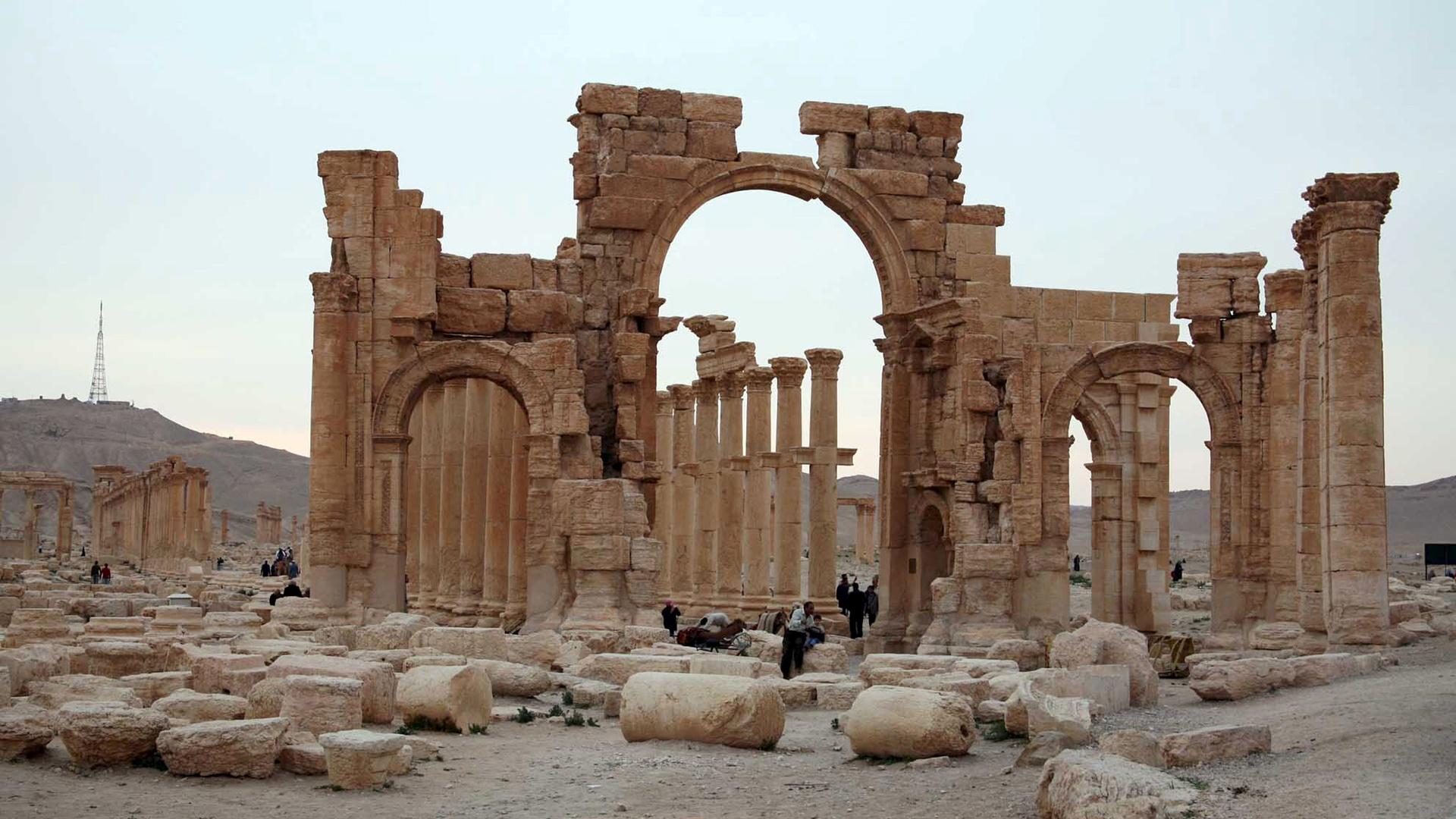 Palmyra, where East met West, is symbolic target for IS | PBS NewsHour ...