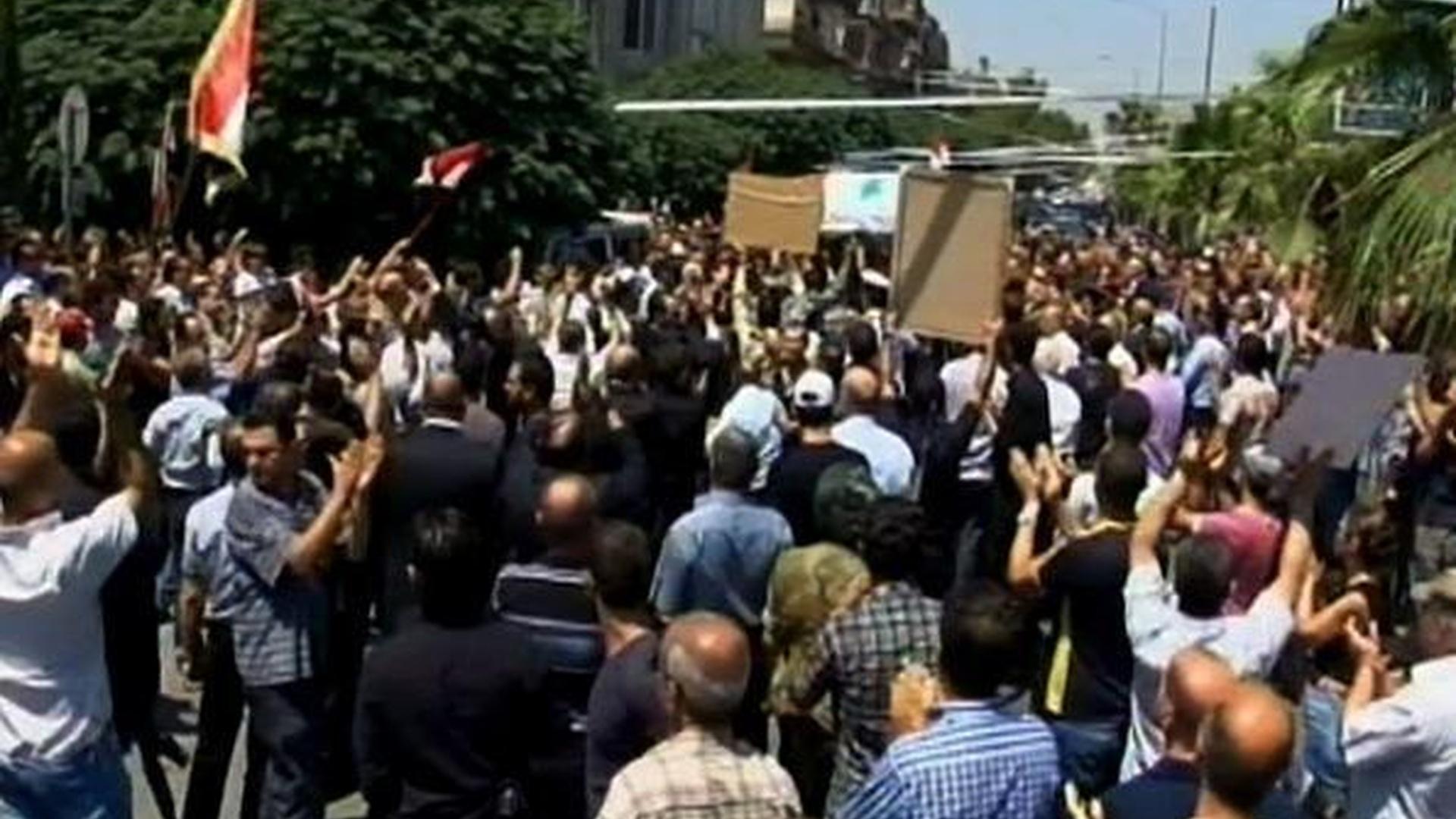 As Crisis Deepens, Thousands Flee Syria to Escape Violence | PBS ...