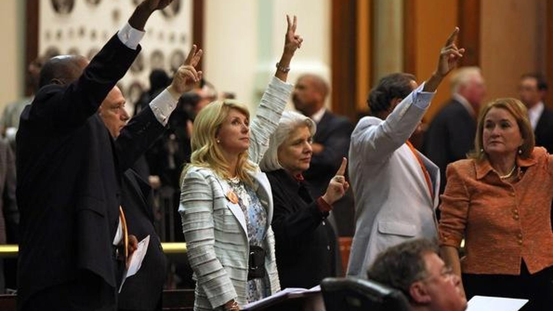 In Texas, Marathon Filibuster Derails New Abortion Bill | PBS NewsHour ...