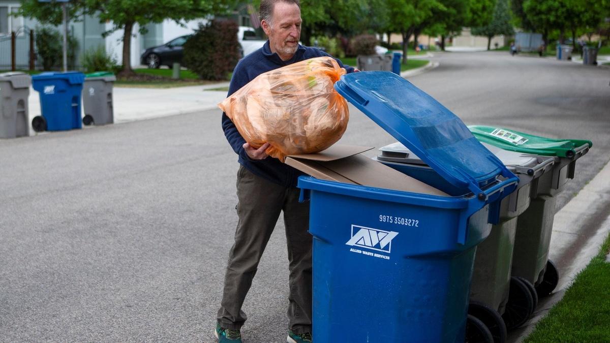 Plastic industry pushed myth of recycling, new report finds | PBS News ...